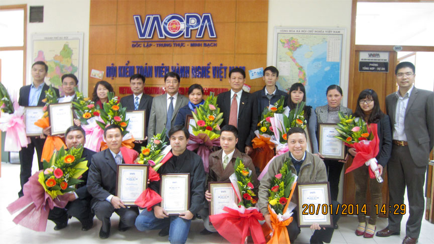 LỄ TRAO GIẤY CHỨNG NHẬN CHO 26 HỘI VIÊN TẬP THỂ VACPA